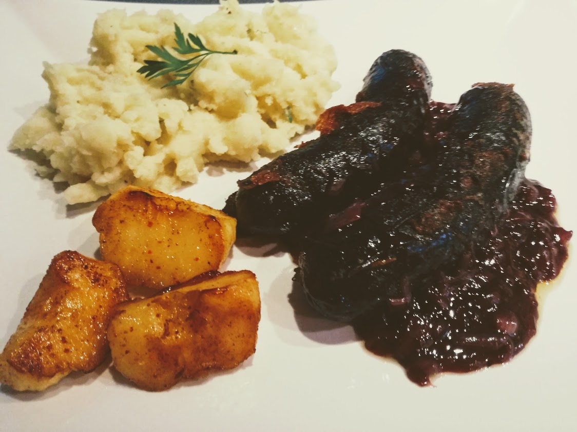 BOUDIN NOIR SAUCE ECHALOTES AU VIN ROUGE POMMES RÖTIES AU PIMENT D ...